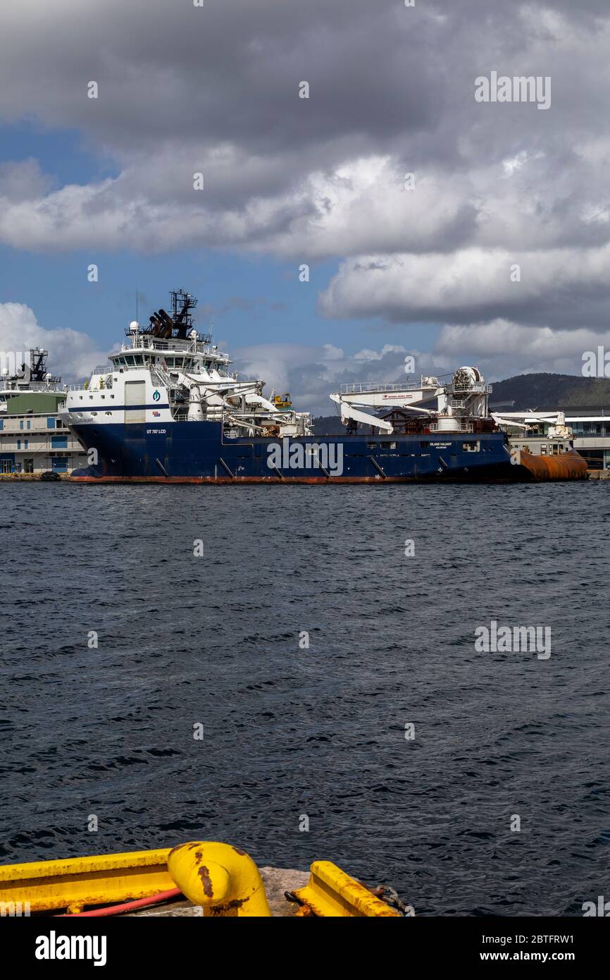 Offshore AHTS anchor handling tug supply light construction vessel ...