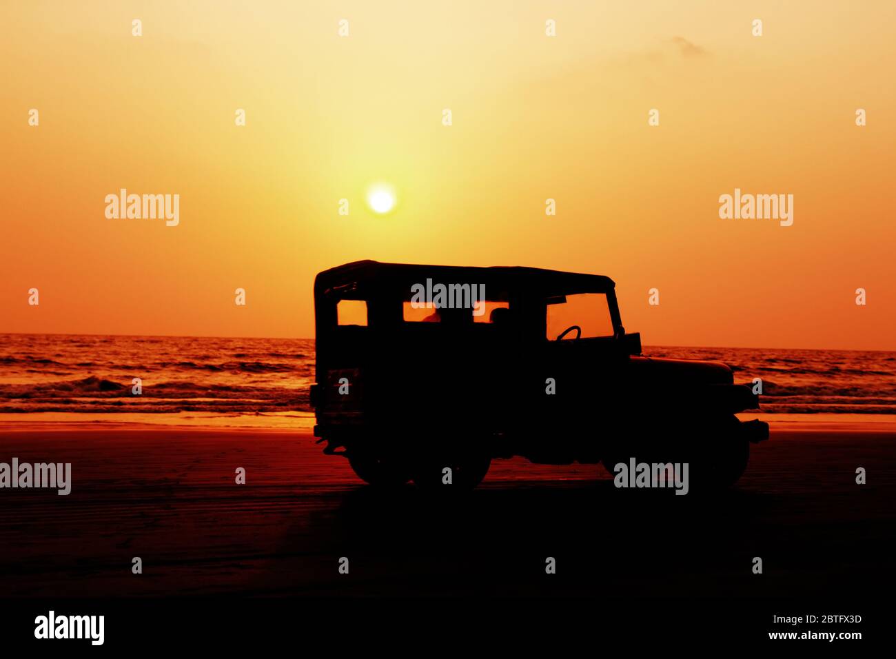 Suv on ocean silhouette at sunset. Car for adventure in tropical ...
