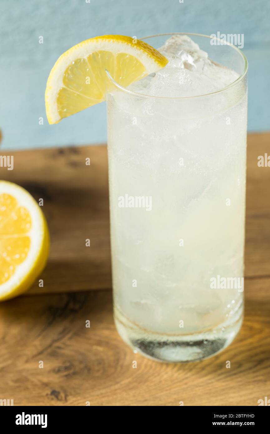 Gin tonic cocktail classic hi-res stock photography and images - Alamy