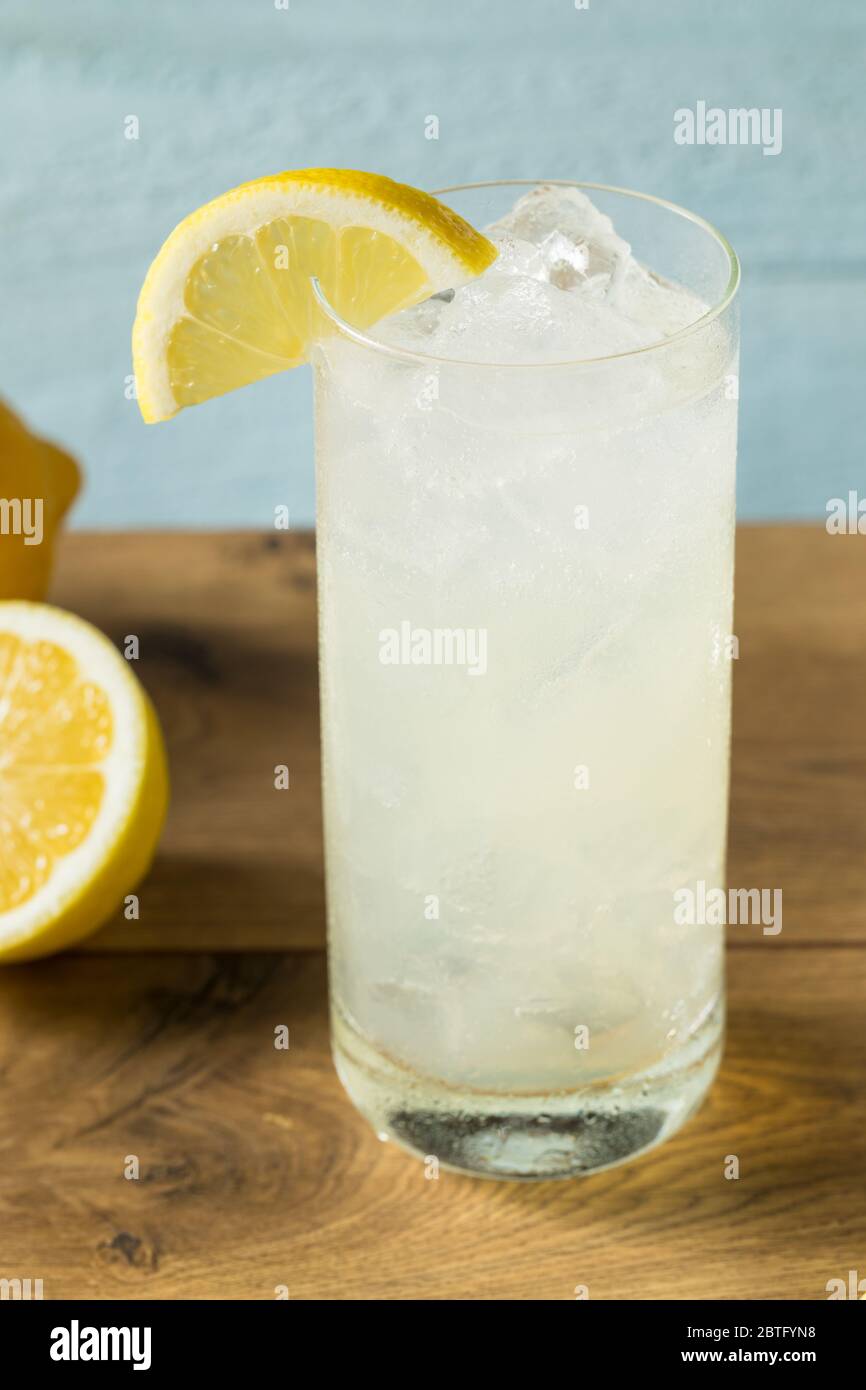 Gin tonic cocktail classic hi-res stock photography and images - Alamy