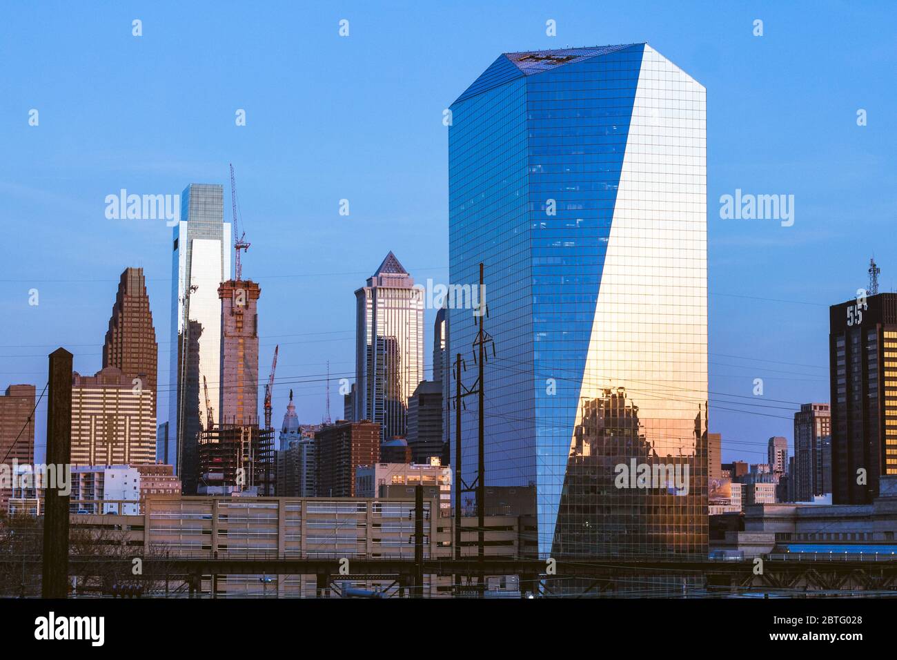 Philadelphia glass buildings hi-res stock photography and images - Alamy