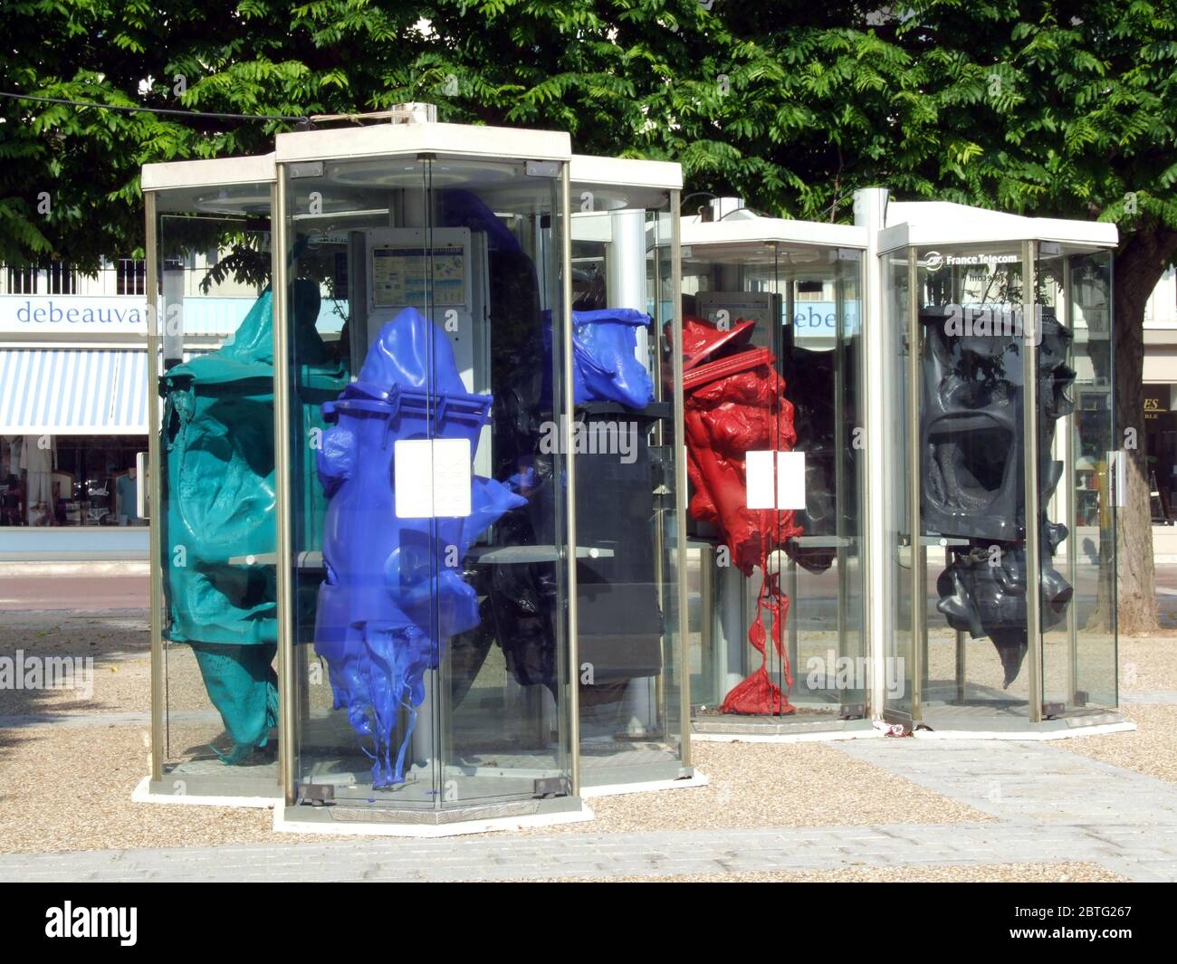 Aliens in telephone boxes hi-res stock photography and images - Alamy