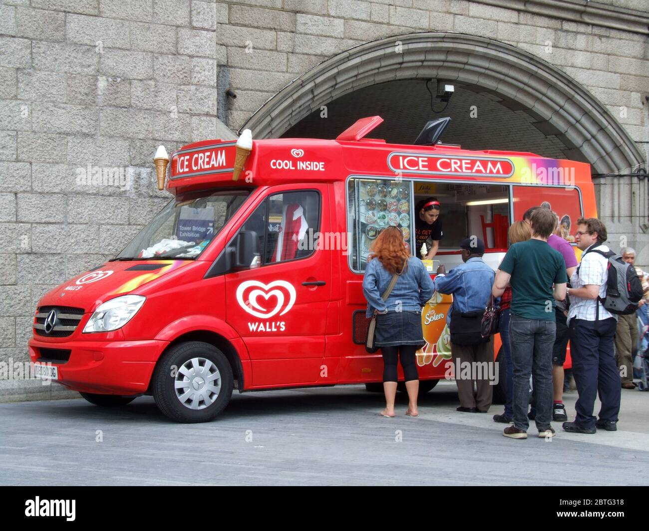 Ice Cream Van, Tower Bridge, London, England Stock Photo - Alamy