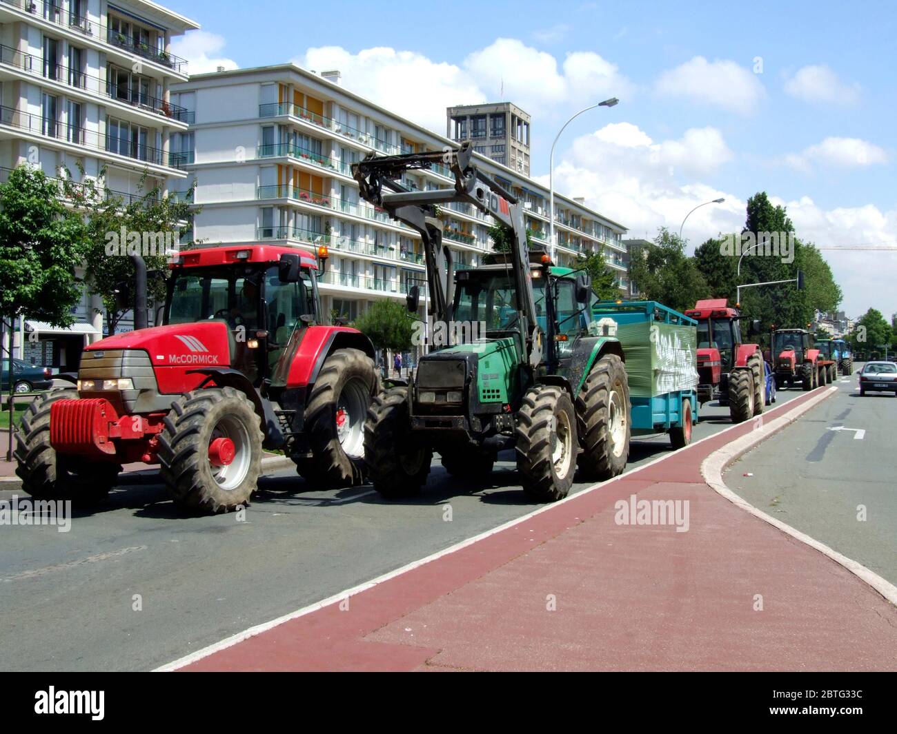 Farmers with tractors hi-res stock photography and images - Alamy