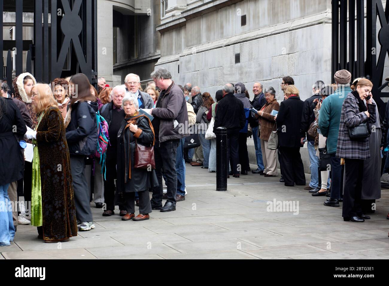 Queue, National Gallery, London, England Stock Photo - Alamy