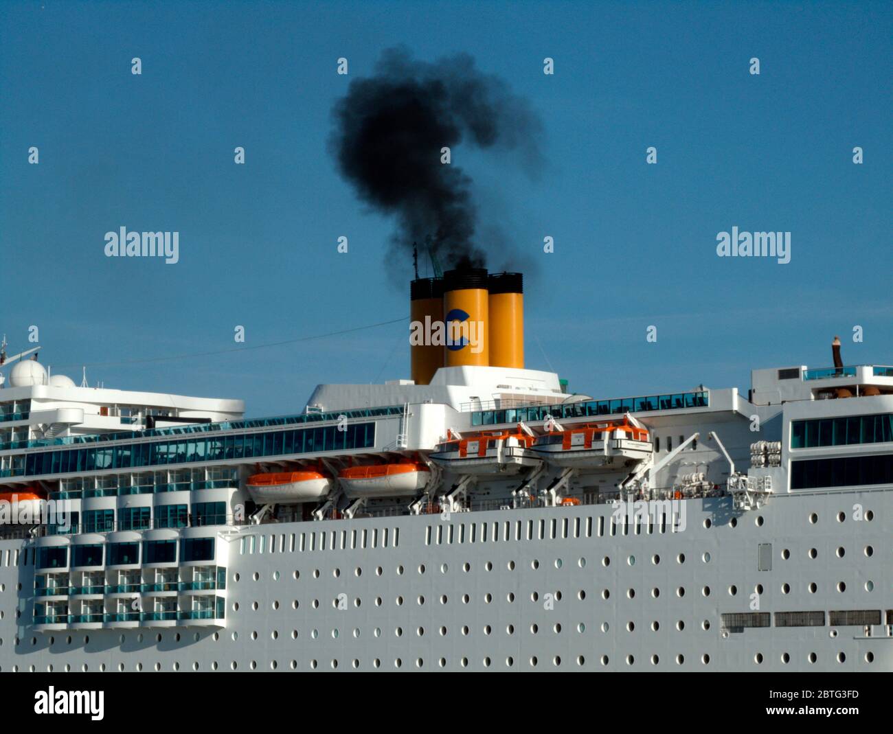 Diesel fumes hi-res stock photography and images - Alamy