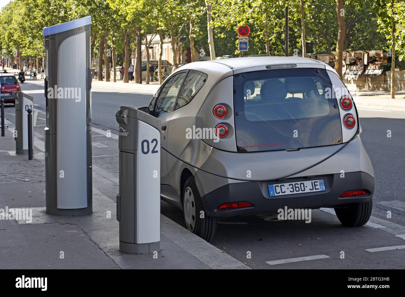 Electric car paris hi-res stock photography and images - Alamy