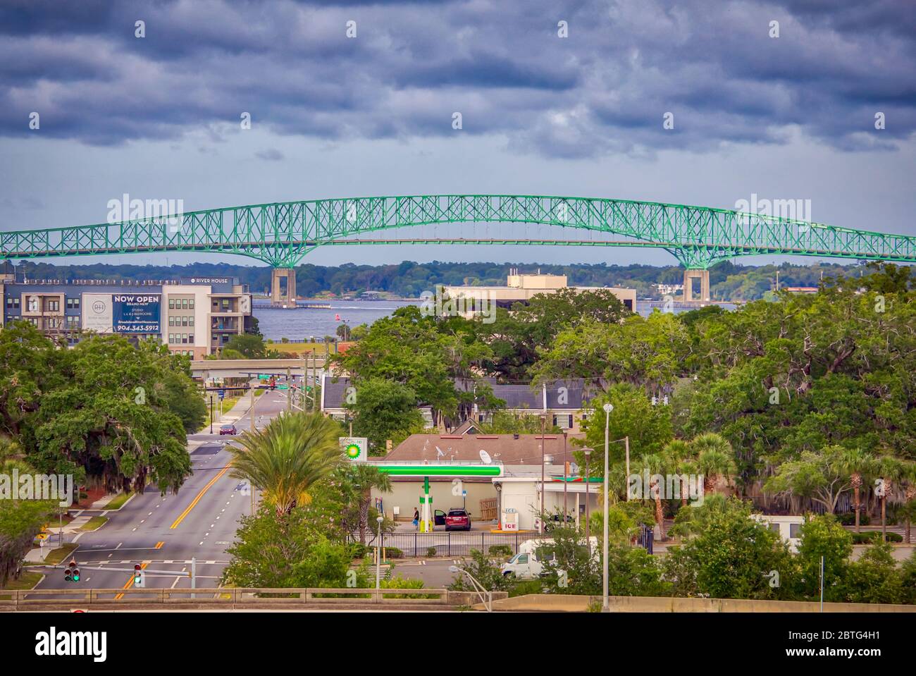 Daylight bridge structure and river hi-res stock photography and images ...