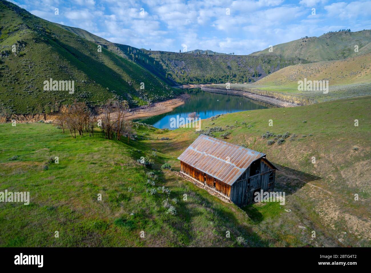 Farmers barn on the edge of a remote wilderness lake Stock Photo - Alamy