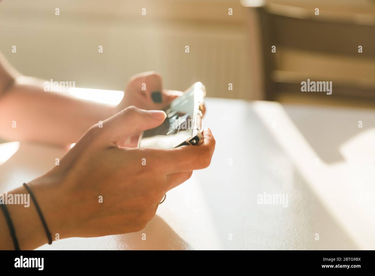 Hands holding a mobile phone in landscape mode Stock Photo - Alamy