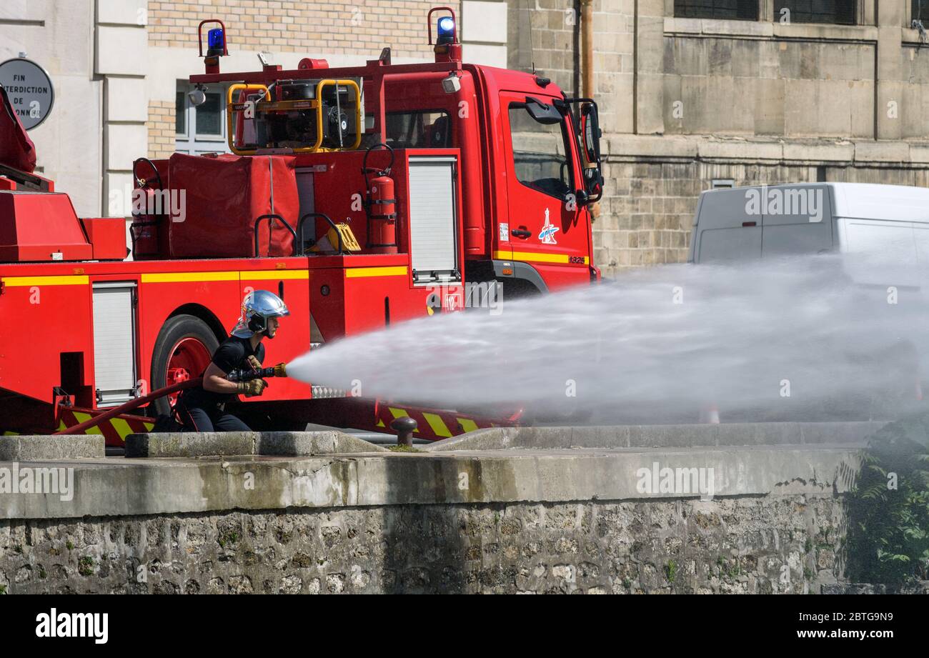 Red fire engine hi-res stock photography and images - Alamy