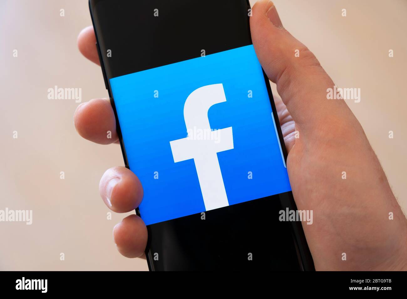 Facebook logo phone hi-res stock photography and images - Alamy