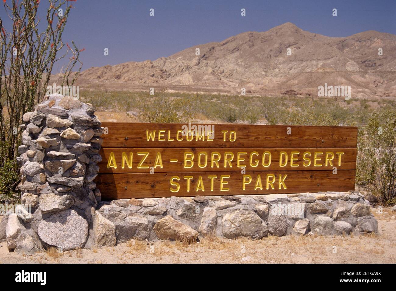 State park boundary sign hi-res stock photography and images - Alamy