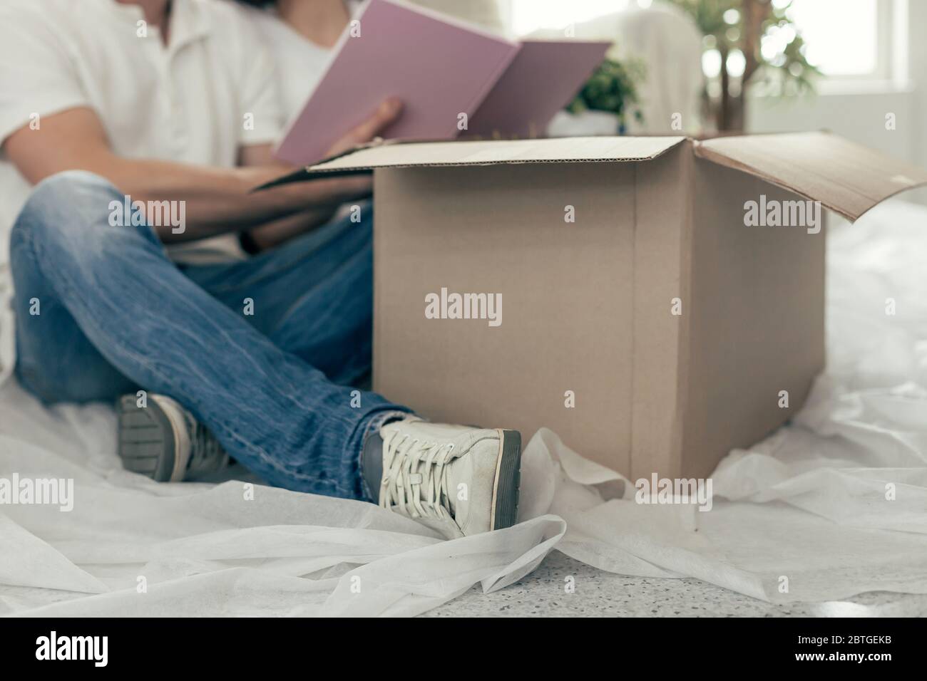 Woman helping young unpacking hi-res stock photography and images - Alamy