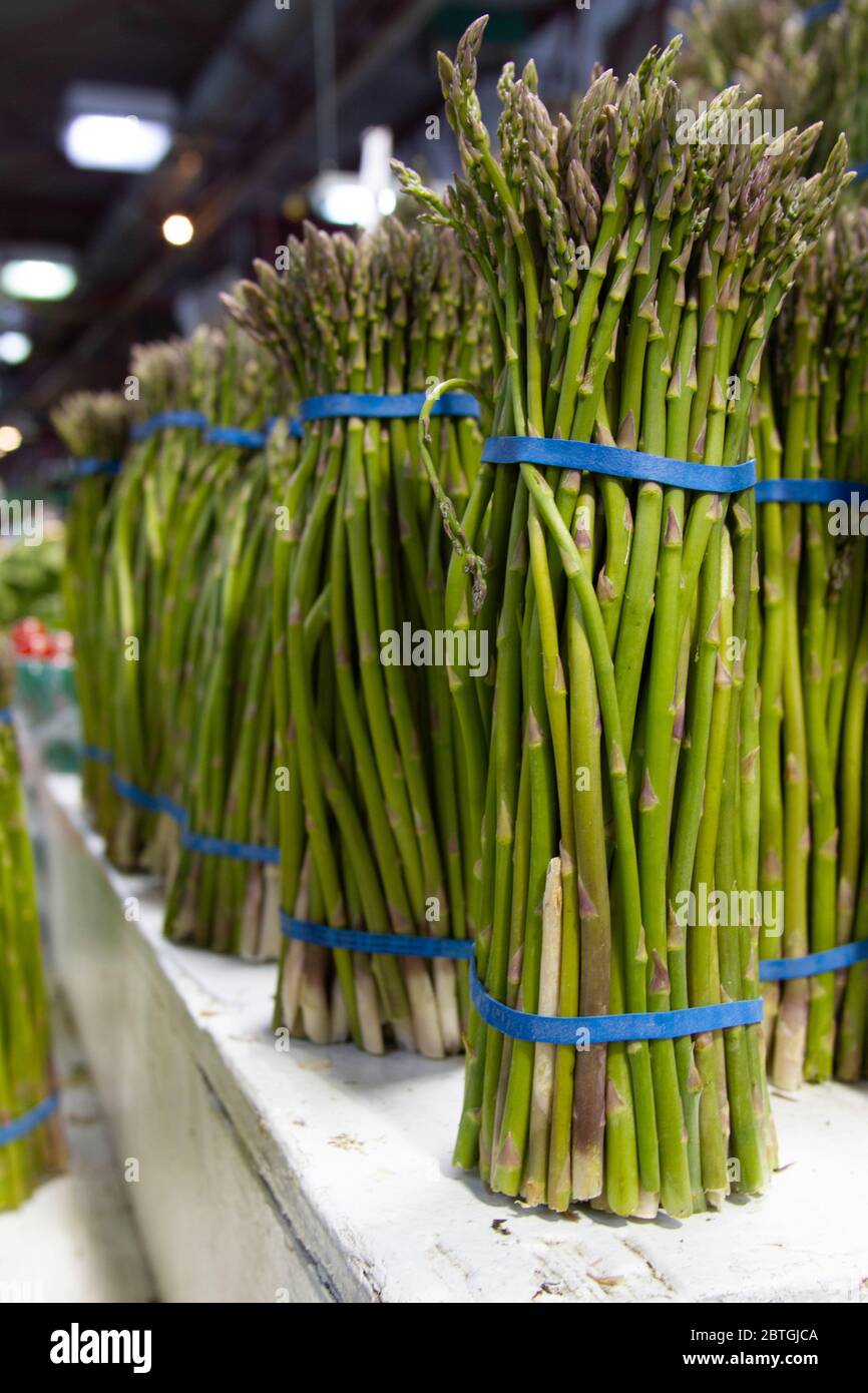 Shelf of asparagus at the farmer's market Stock Photo - Alamy