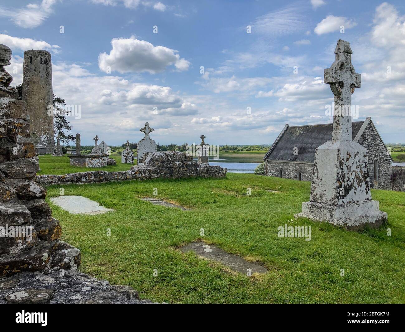 Ireland clonmacnoise cemetery hi-res stock photography and images - Alamy
