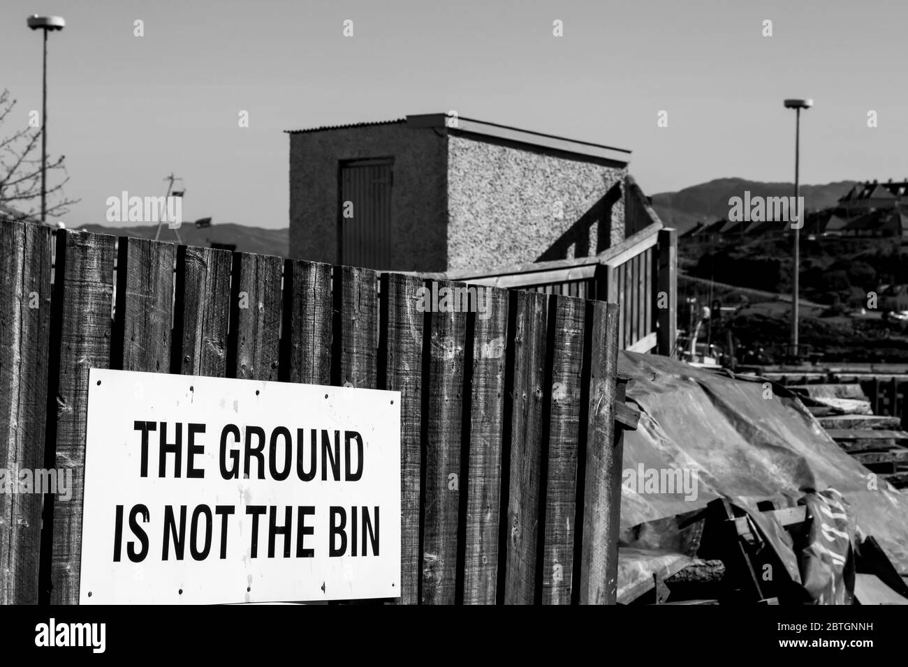 the ground is not the bin sign Stock Photo - Alamy