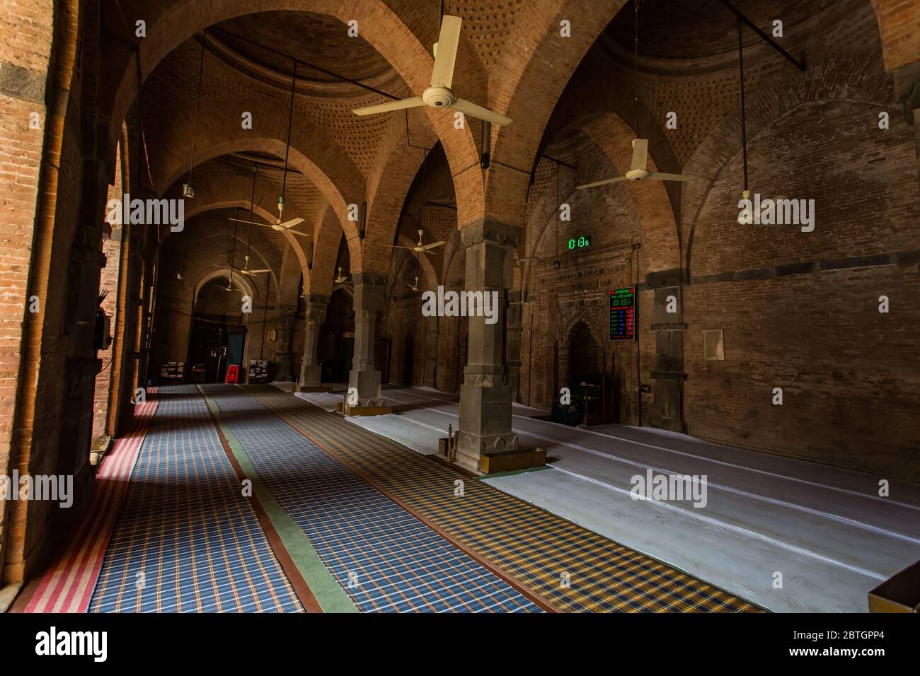 Spectacular water droplets on flowers and leaves Stock Photo - Alamy