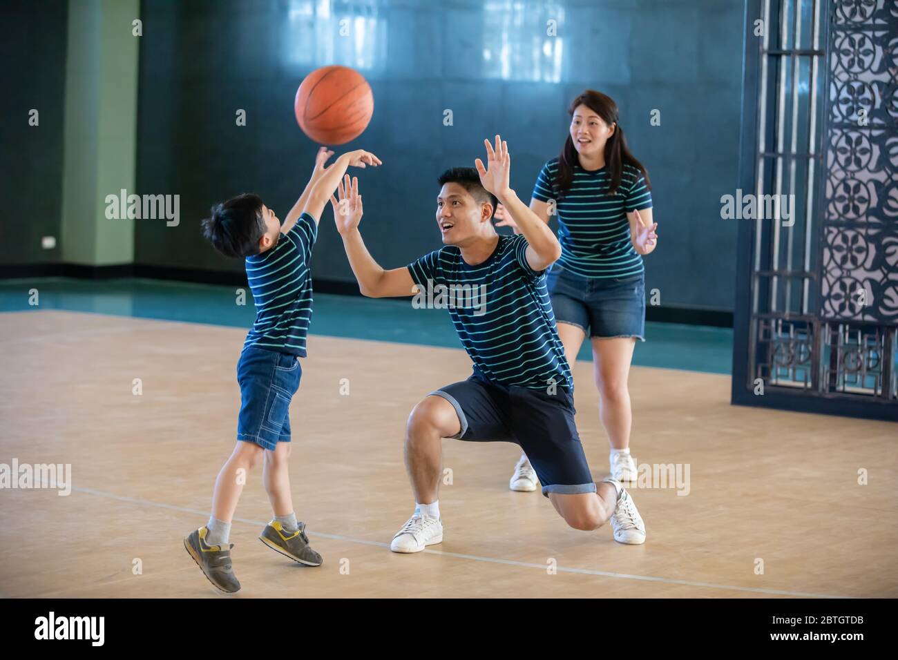 Kids playing basketball match hi-res stock photography and images - Alamy