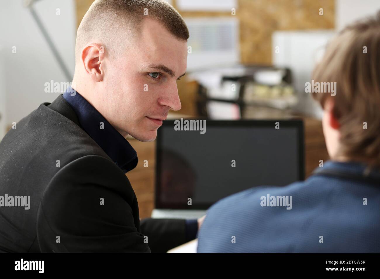 Argue group man hi-res stock photography and images - Alamy