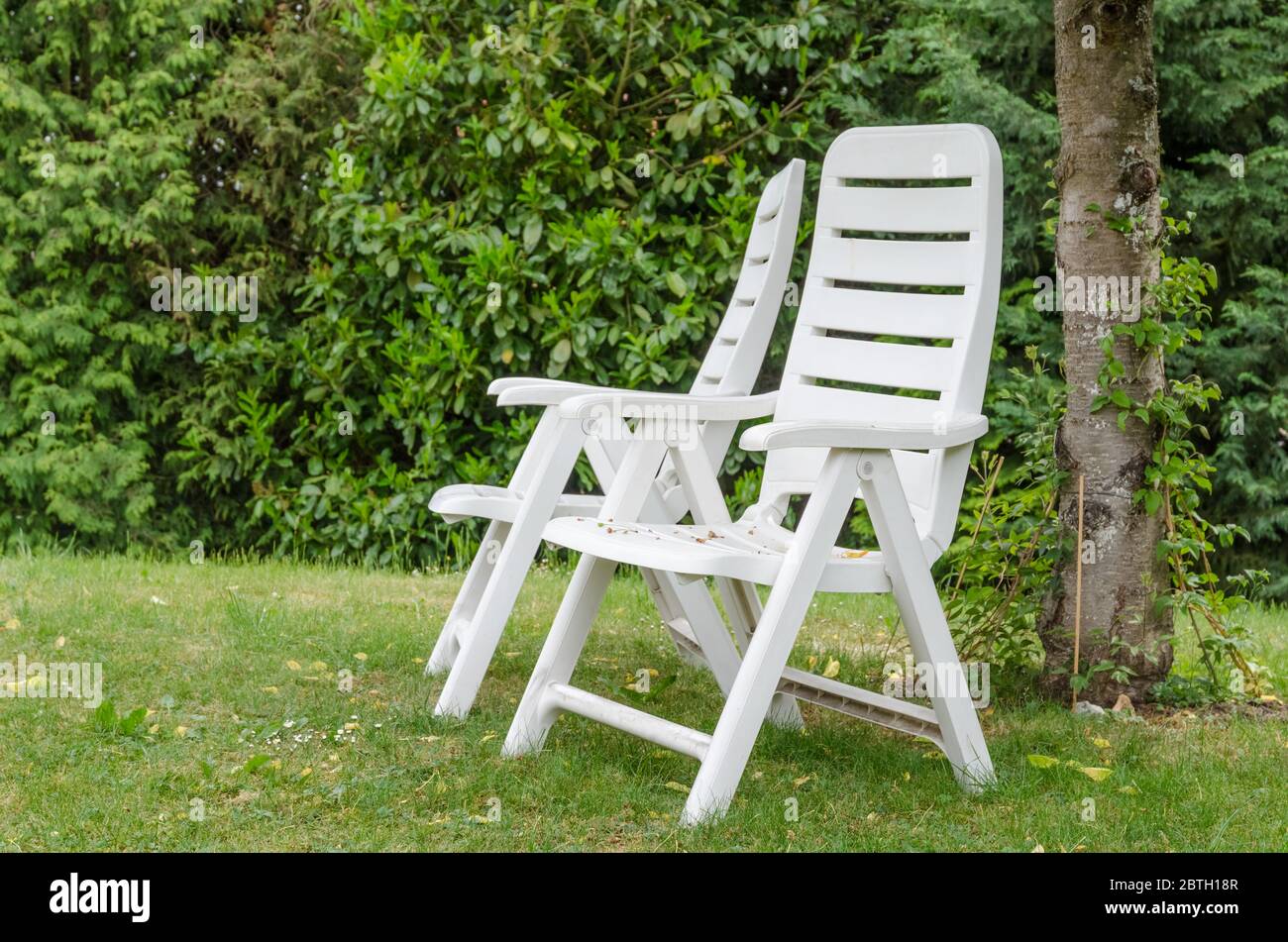 Chairs on grass hi-res stock photography and images - Alamy