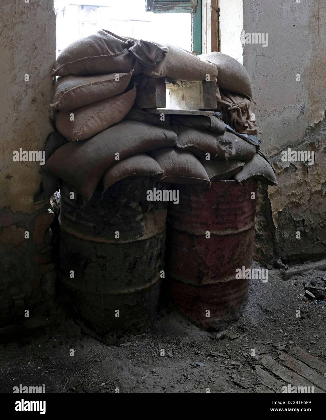 Sandbag barrier hi-res stock photography and images - Alamy