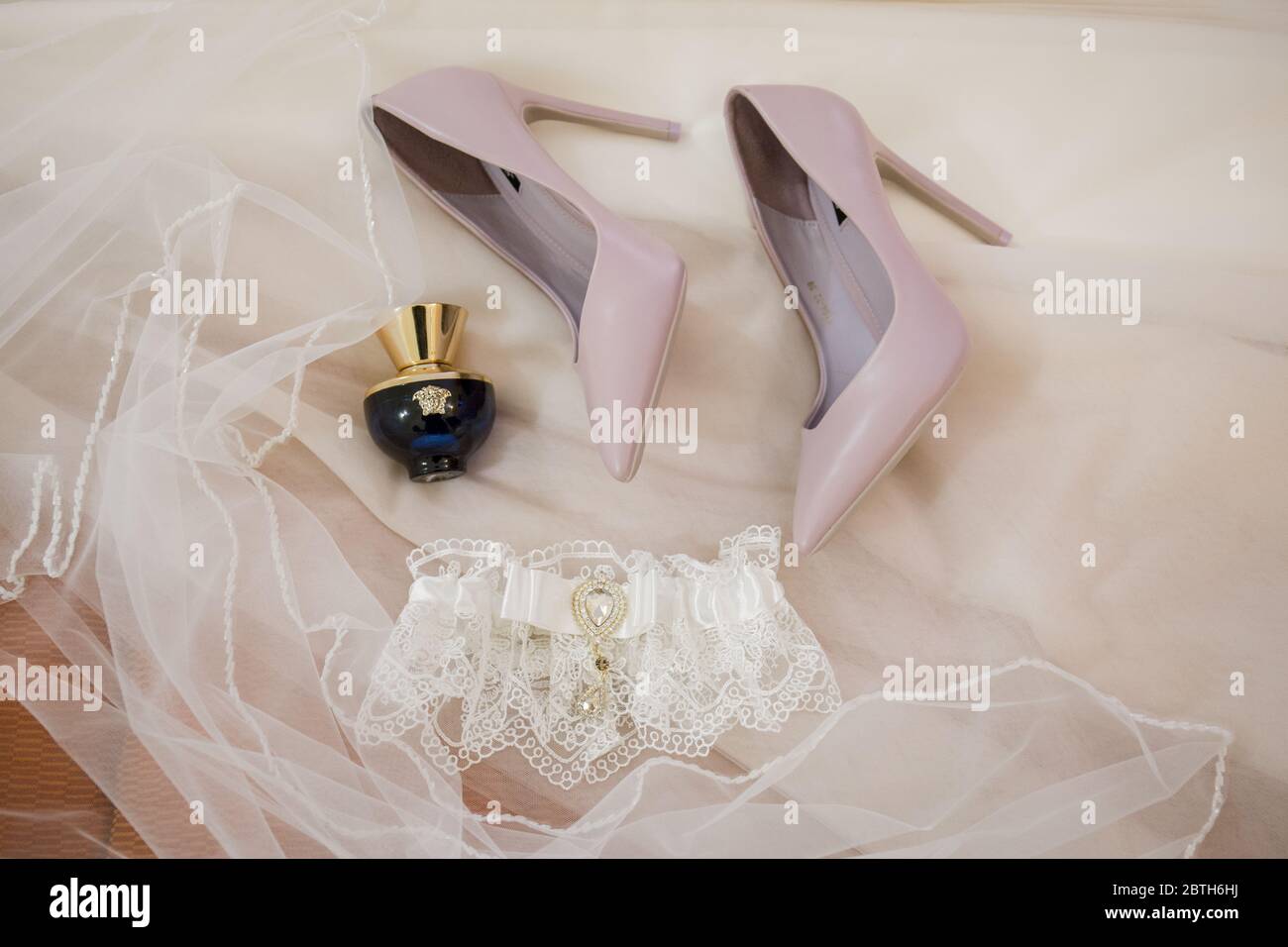 wedding shoes with garter of the bride Stock Photo - Alamy