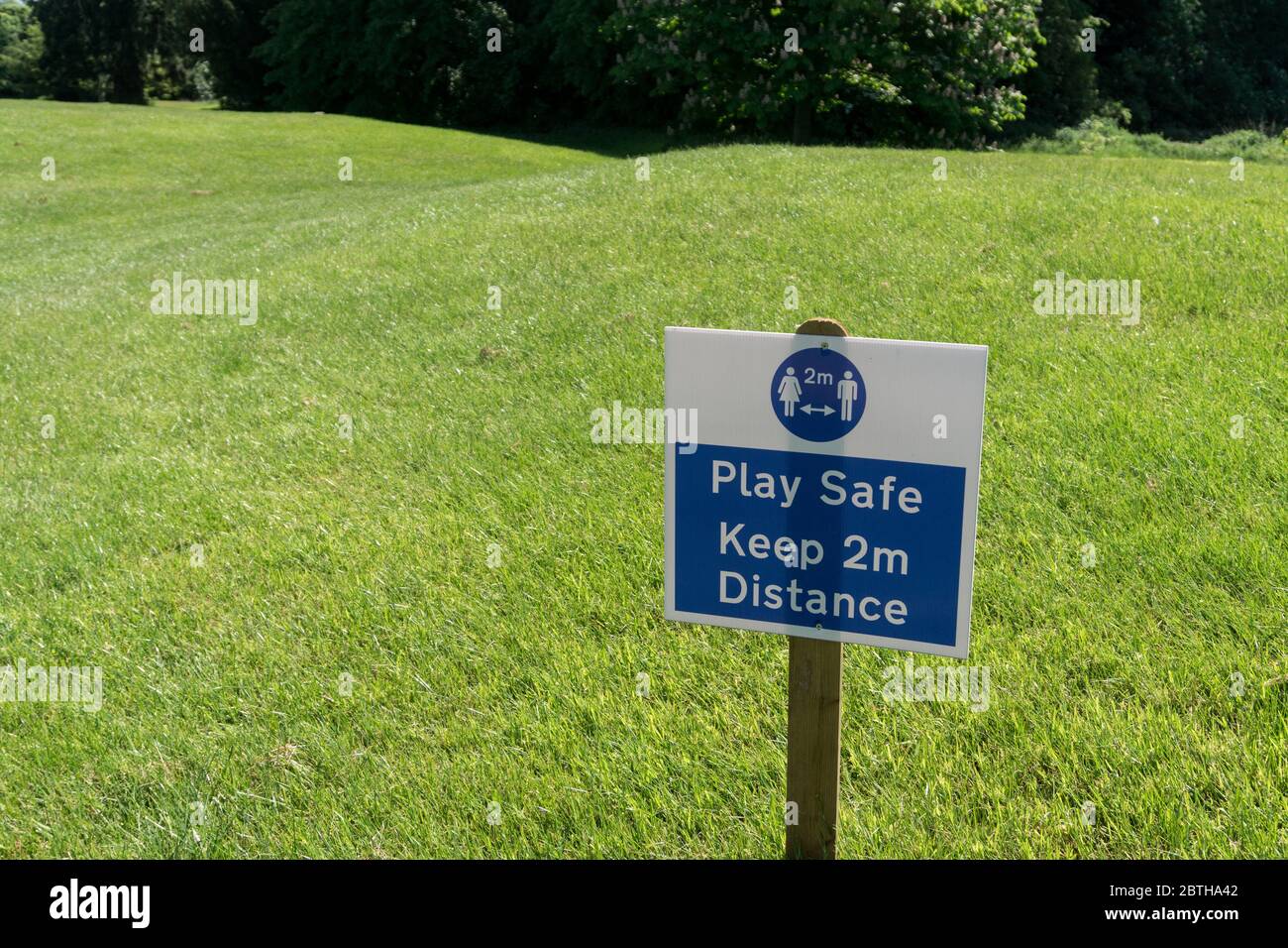 Social distancing sign on the tee, Collingtree Park, Golf Club ...