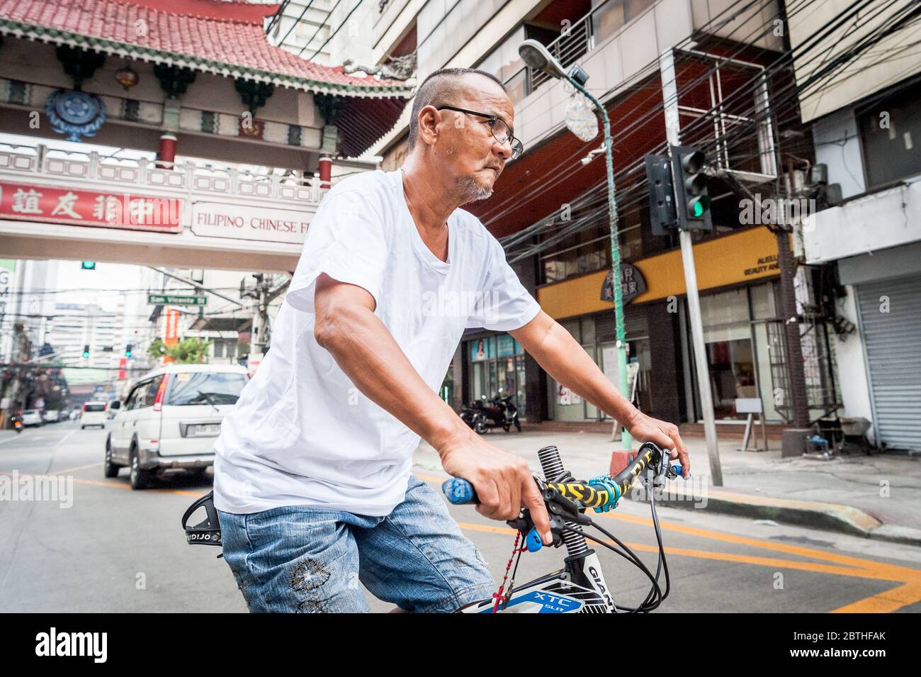 Crossing the road manila hi-res stock photography and images - Alamy