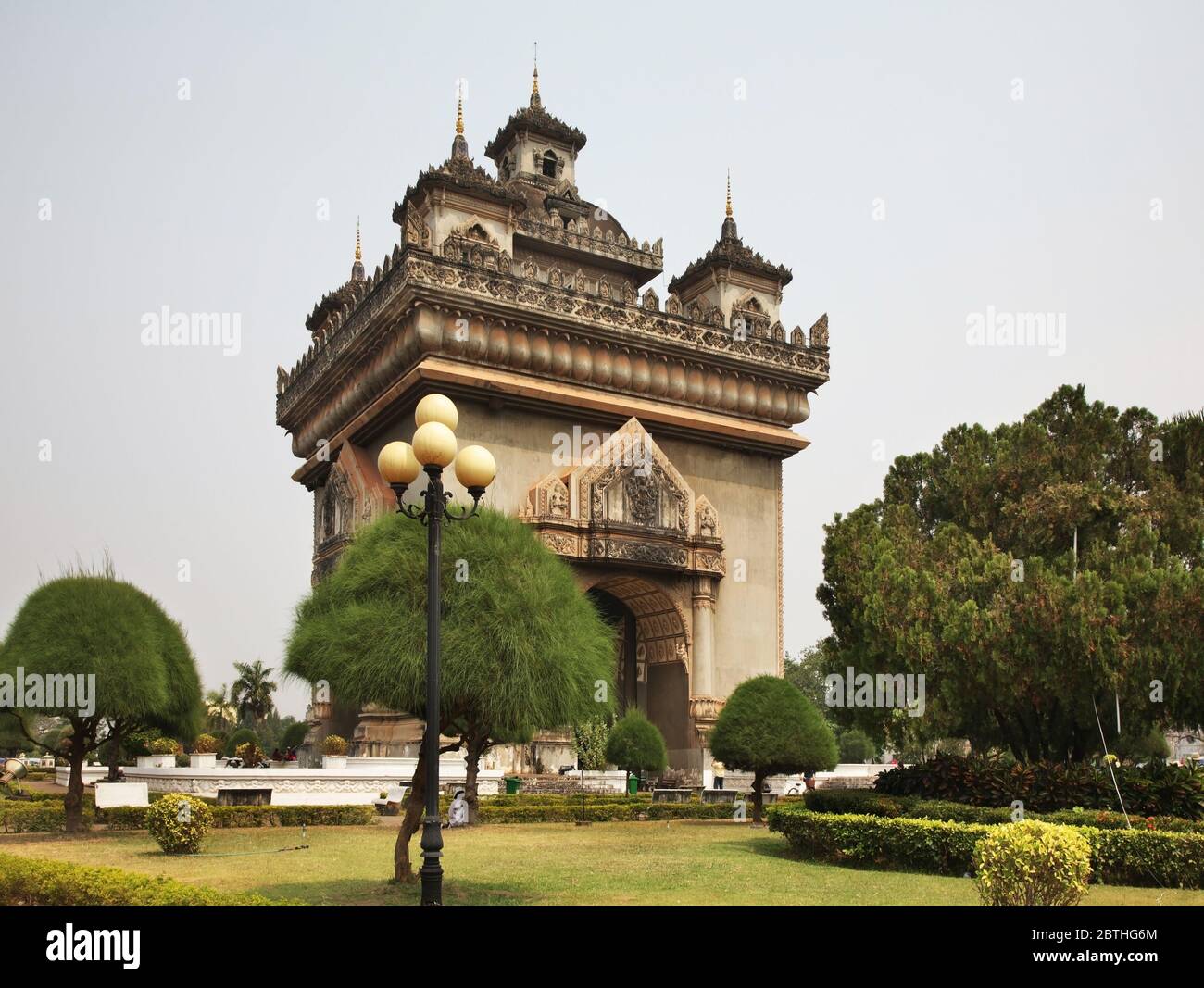 Patuxay (Patuxai) - Monument Aux Morts (Victory Gate) at Patuxay ...