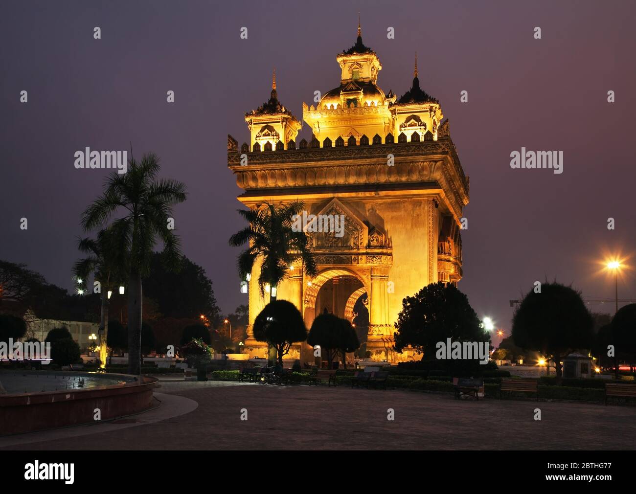 Patuxay (Patuxai) - Monument Aux Morts (Victory Gate) at Patuxay ...