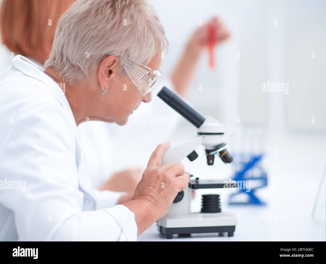 female scientist conducts research in the laboratory Stock Photo - Alamy