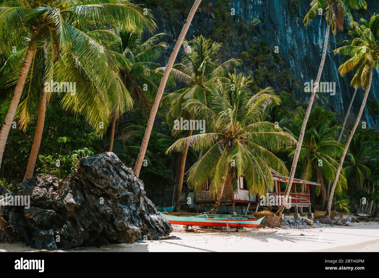 Hidden hut and boat on Ipil Beach at Pinagbuyutan Island. El Nido ...