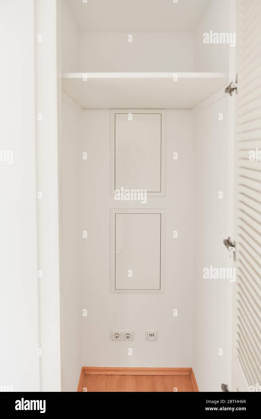 Empty storage building hi-res stock photography and images - Alamy