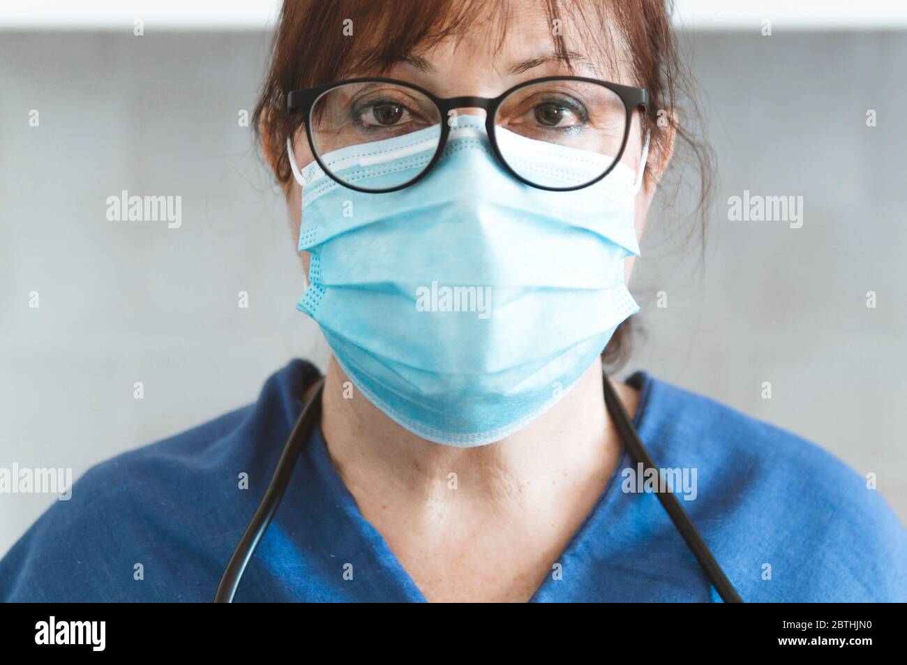 Doctor female portrait serious hi-res stock photography and images - Alamy