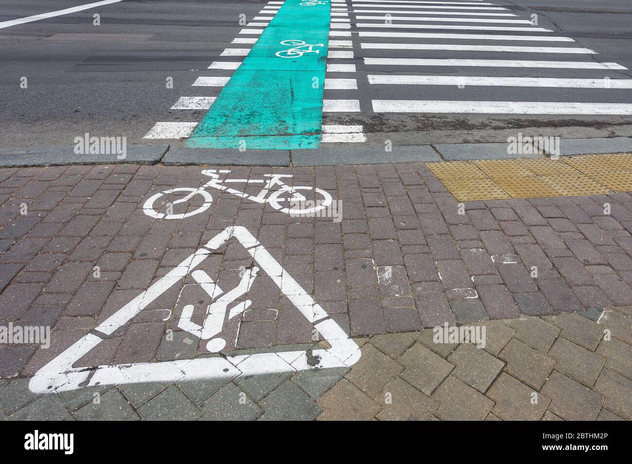 Pedestrian crossing and cycle path and traffic Stock Photo - Alamy
