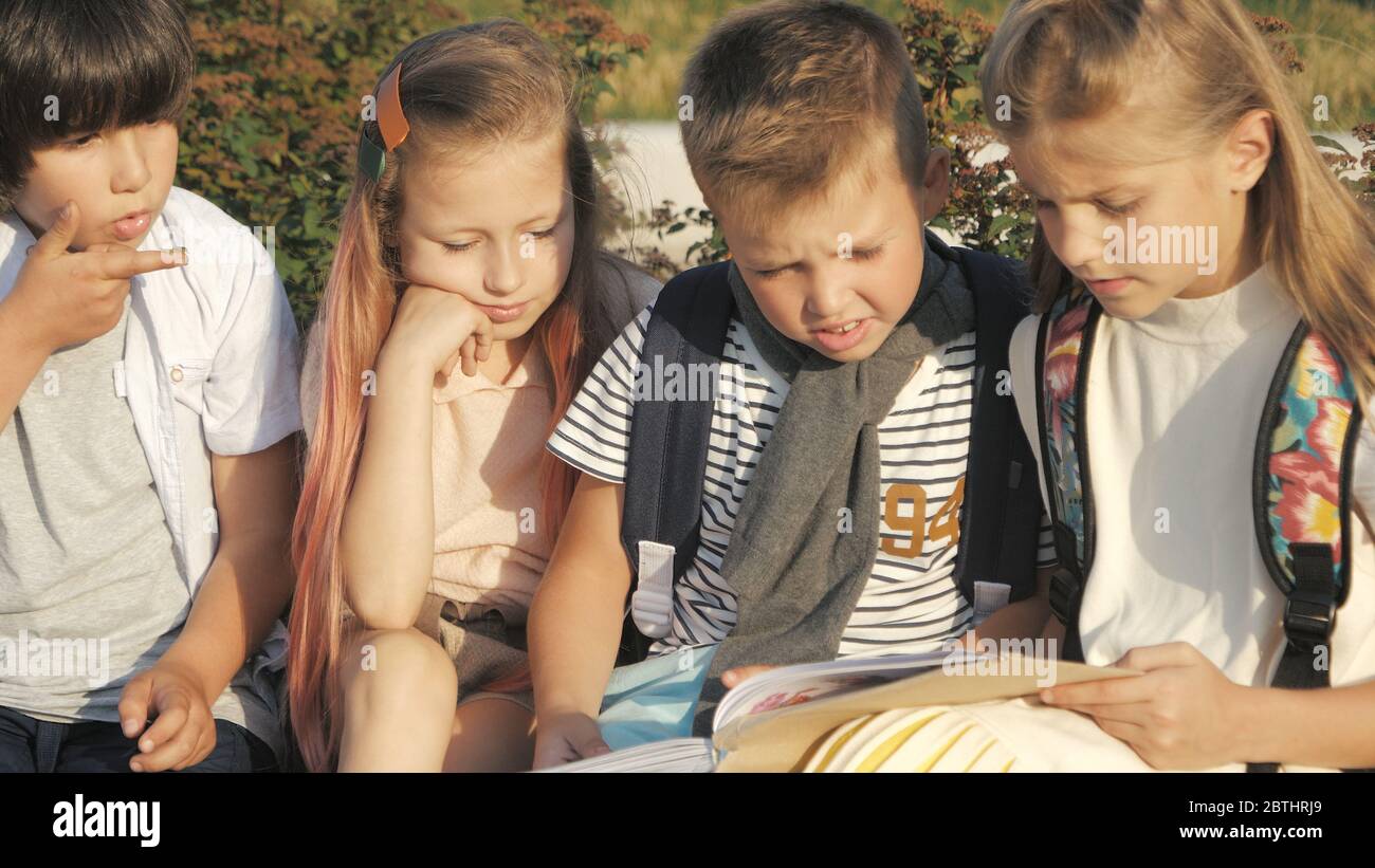 Kids, family, telling, story hi-res stock photography and images - Alamy