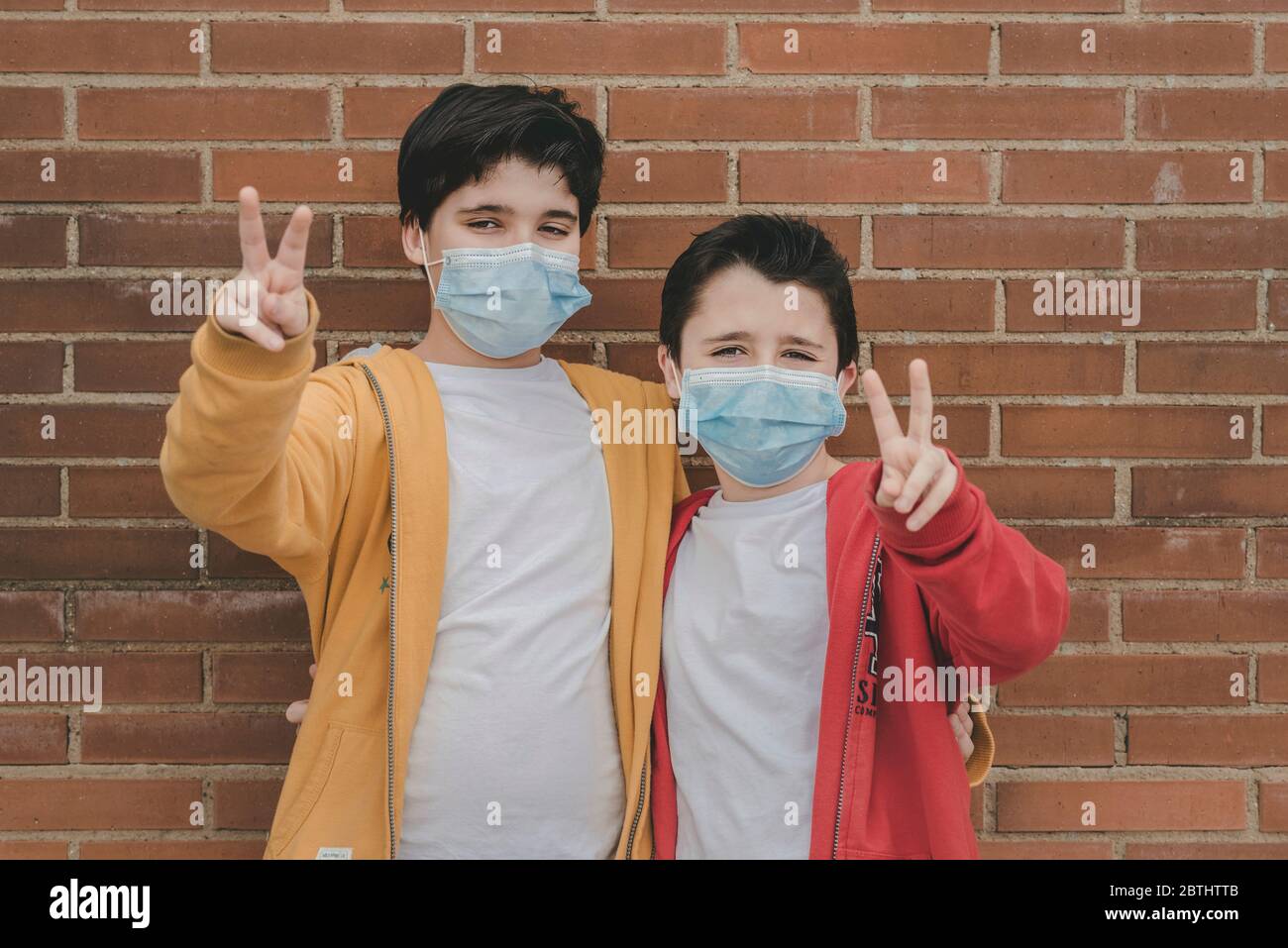 Kids with mask hi-res stock photography and images - Alamy
