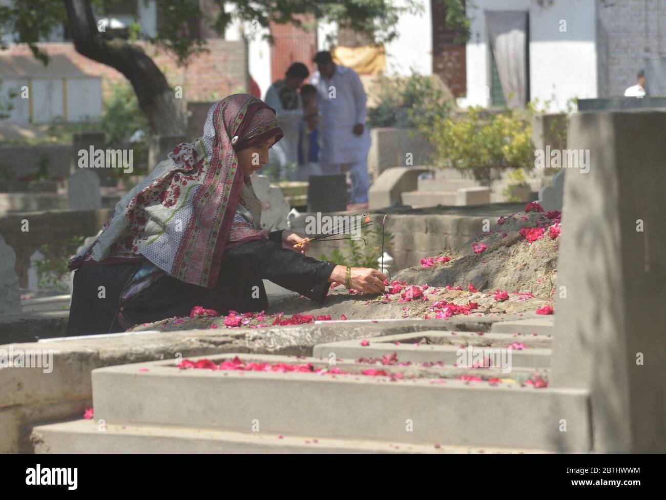 Lahore, Pakistan. 24th May, 2020. Pakistani Muslims visit graveyards to ...
