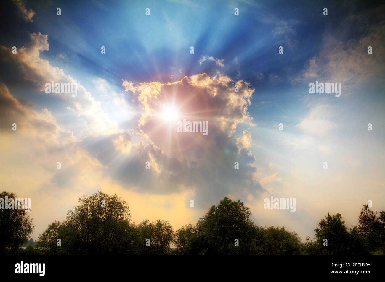 Crepuscular rays hi-res stock photography and images - Alamy