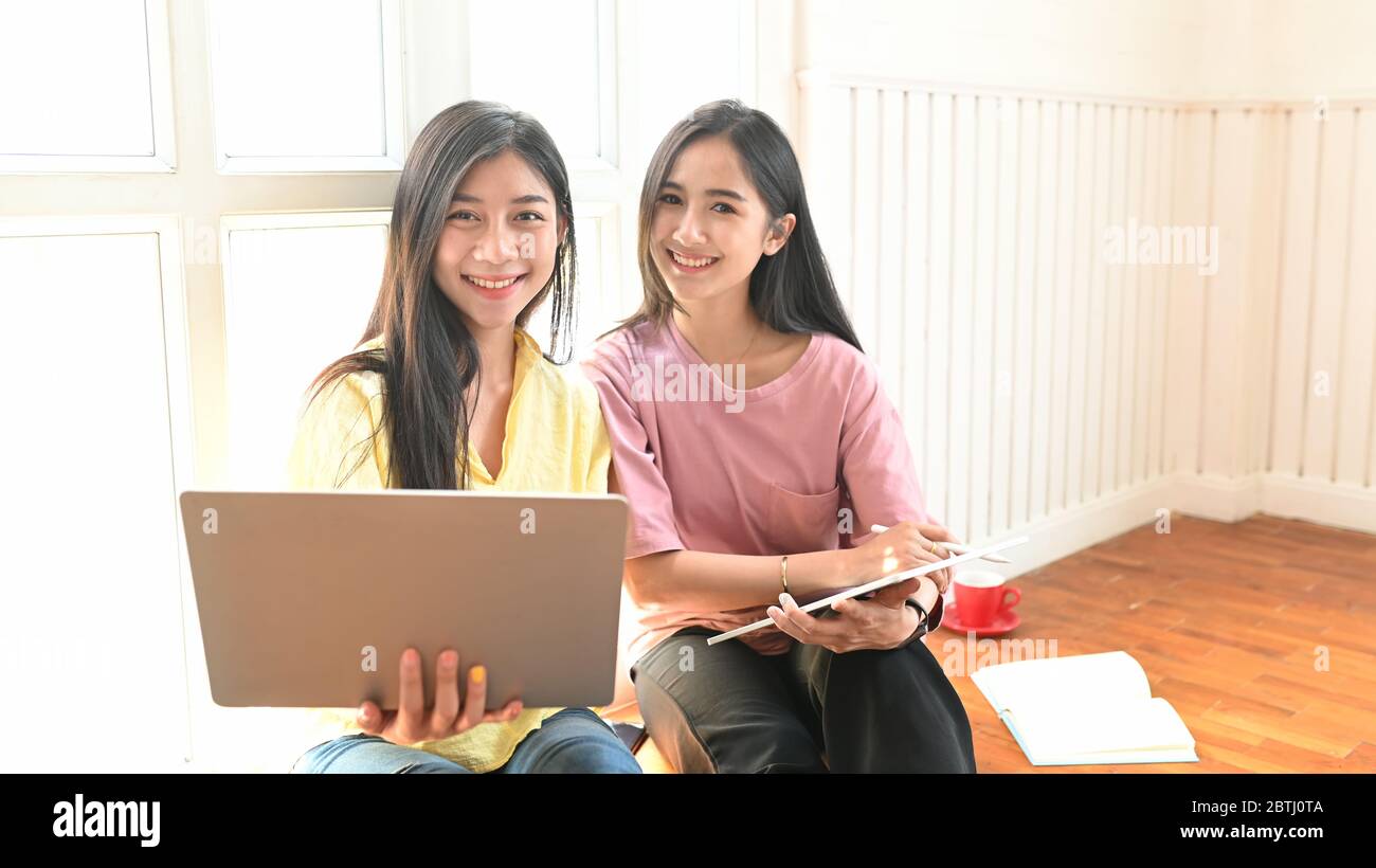 Women sisters holding hands hi-res stock photography and images - Alamy