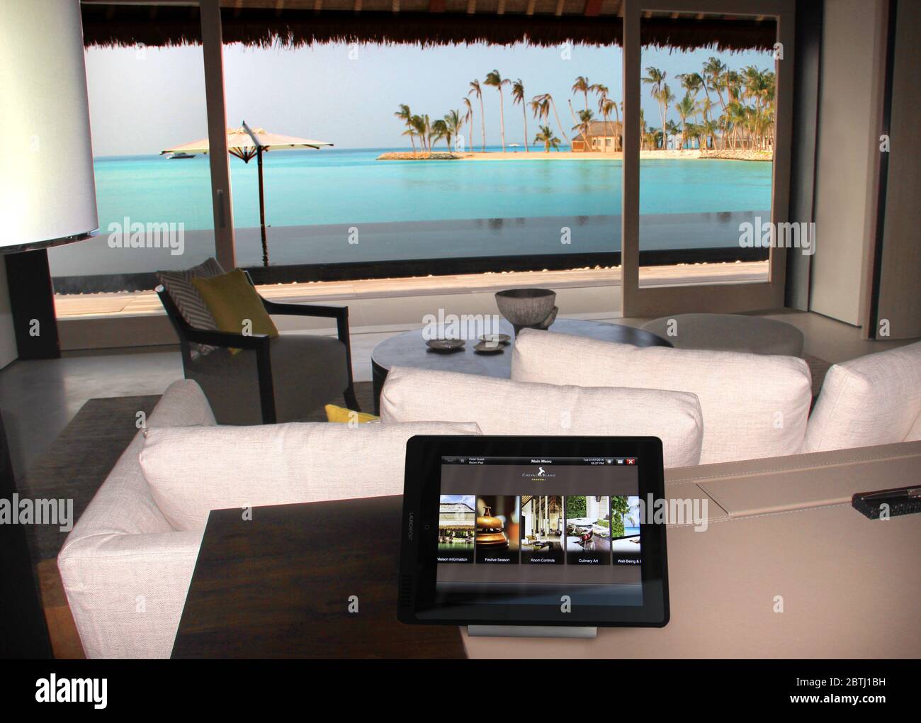 Using ipad living room hi-res stock photography and images - Alamy