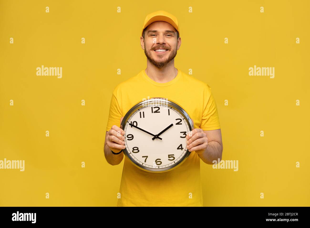 Delivery man in yellow clothes hi-res stock photography and images - Alamy