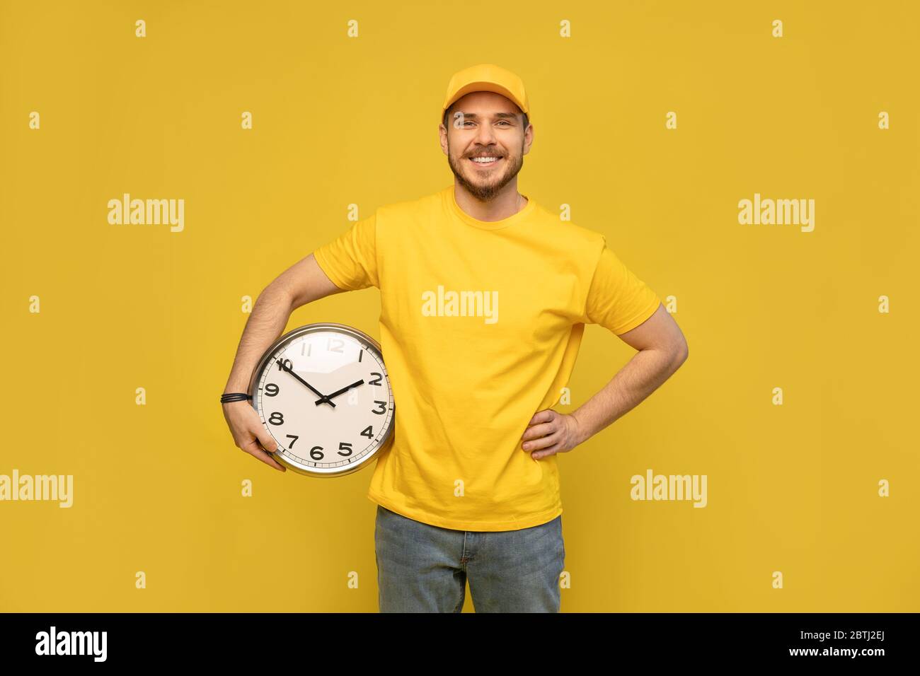 Delivery man in yellow clothes hi-res stock photography and images - Alamy