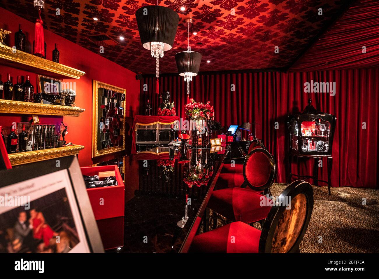 Red Room at Raymond Vineyards. Napa Valley, California Stock Photo - Alamy