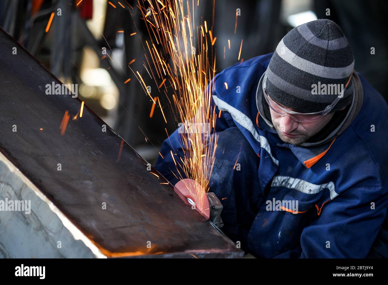 Master grind metal grinder a sparks Stock Photo - Alamy