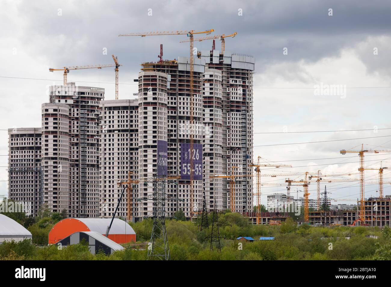 Construction frame of a skyscraper hi-res stock photography and images ...