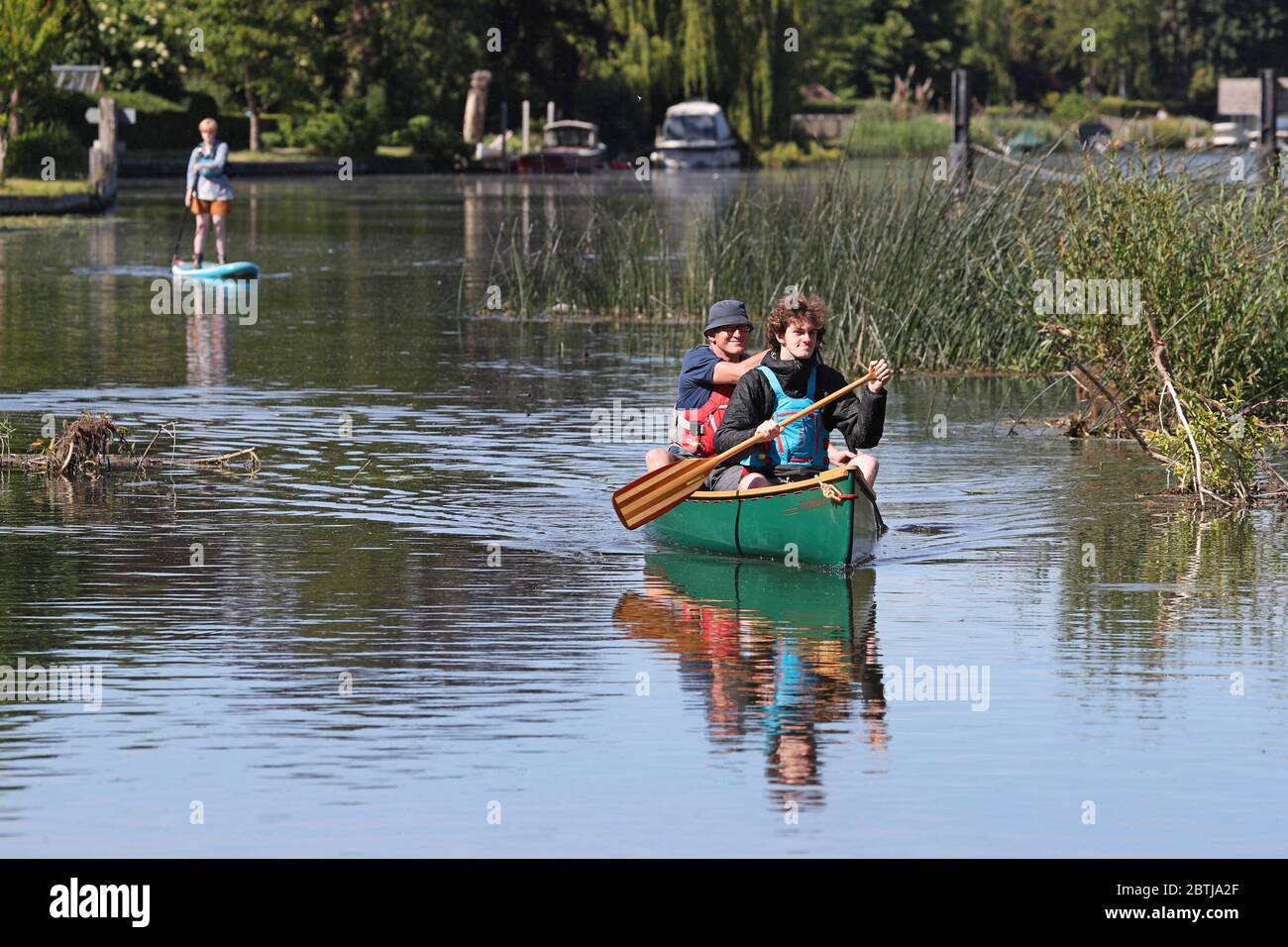 Canoeists on river thames maidenhead riverside hi-res stock photography ...