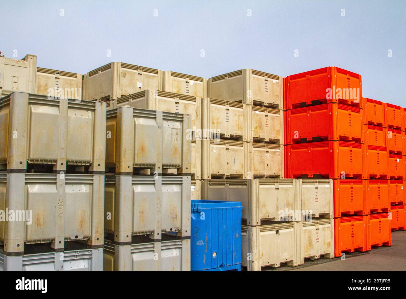 Shipping crates hi-res stock photography and images - Alamy