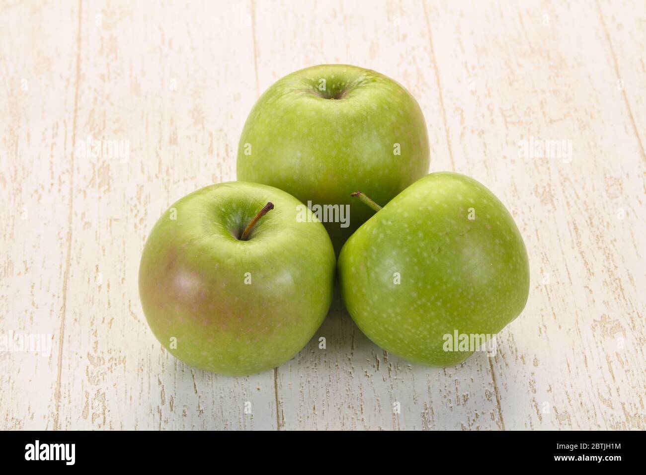 Green ripe sweet juicy apple Stock Photo - Alamy